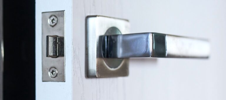 Digital vs. Traditional Locks: A Guide by First Choice 24 Pros